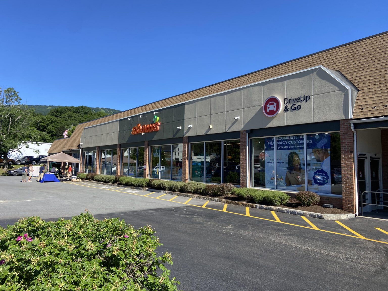Shaw’s reopens in Ludlow - The Vermont Journal & The Shopper